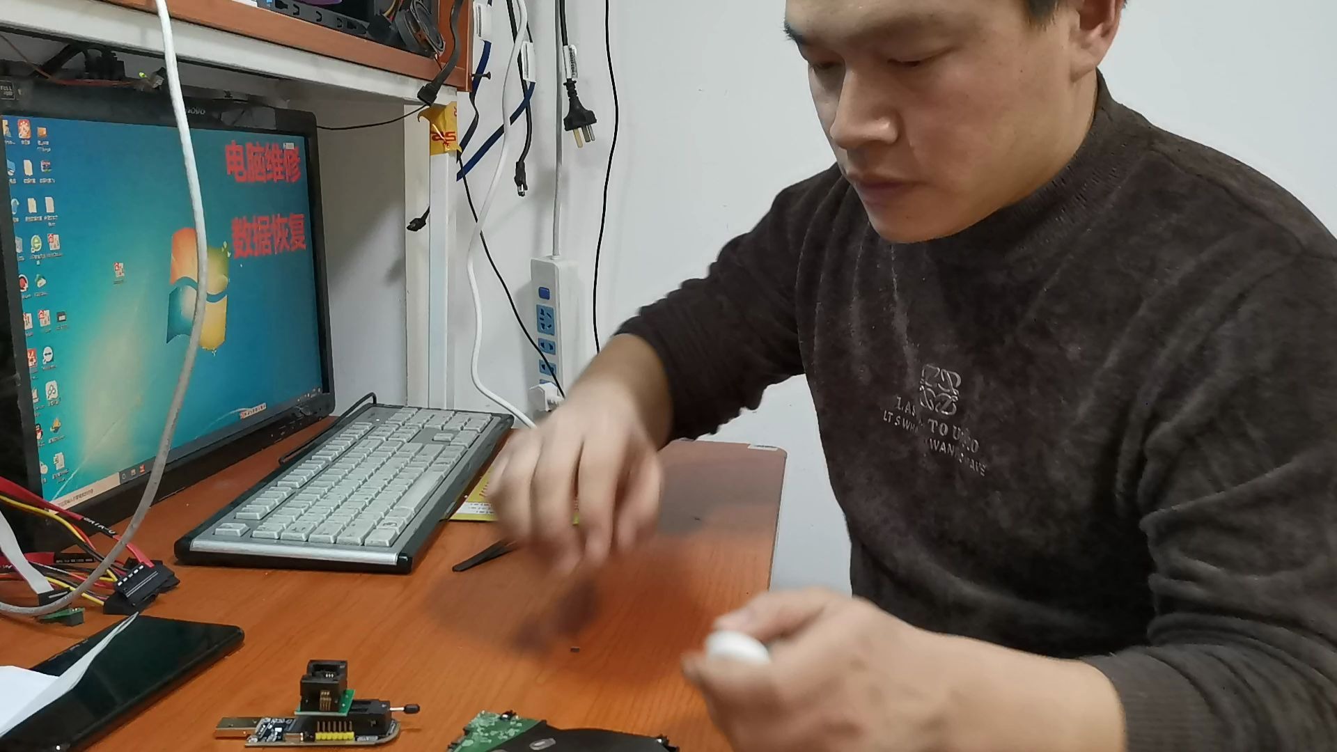 数据恢复西数4T同行送来一块是rom芯片坏了看看怎么修好