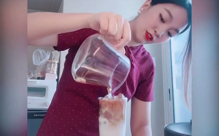 教大家如何用 手冲咖啡手法 自制 冰拿铁