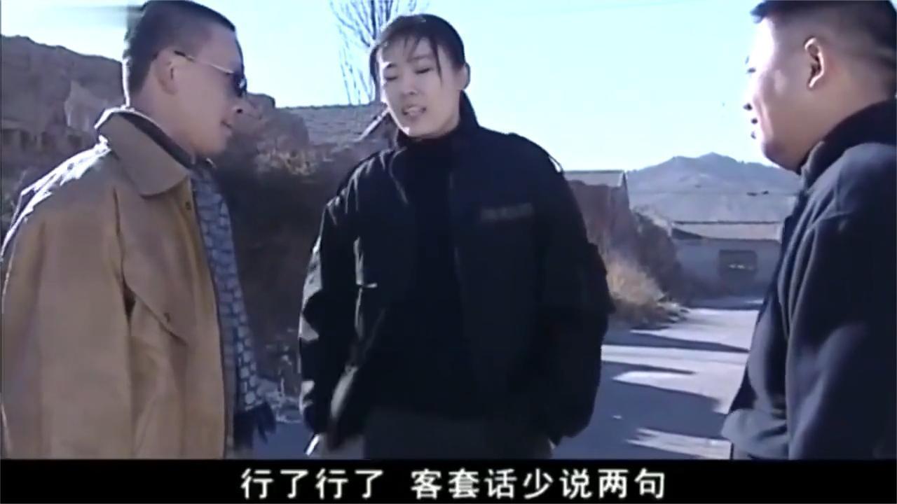 两大黑帮打架,迎面走来一个姑娘,黑老大们吓得乖乖鞠躬