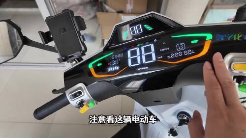 电动车仪表盘指示灯全亮尾灯转向灯都失效问题出在哪里?