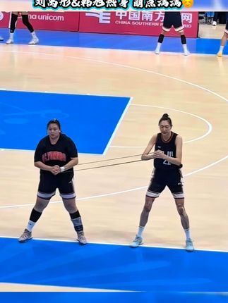 第十五届全运会篮球女子成年组决赛,四川女篮刘禹彤和韩旭一组热身,...