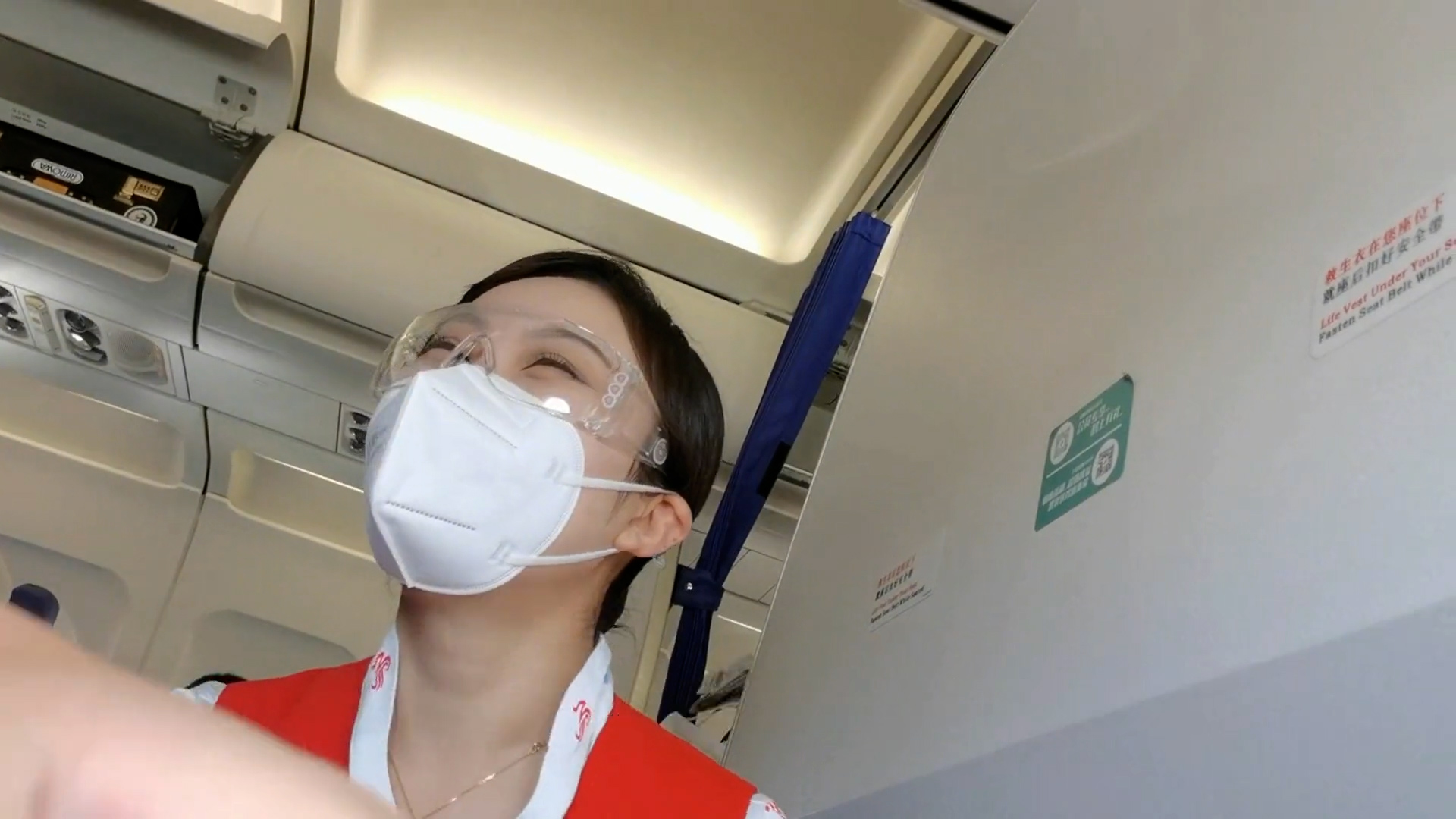:周到!男子坐飞机空乘主动问其需要什么十分热情,最后写表扬信