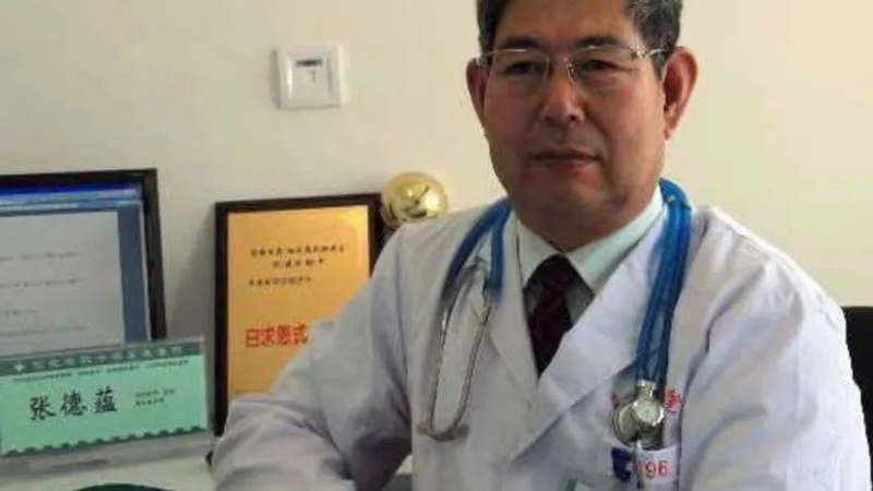 张德蕴主任中医师正在讲述 如何做了好医生