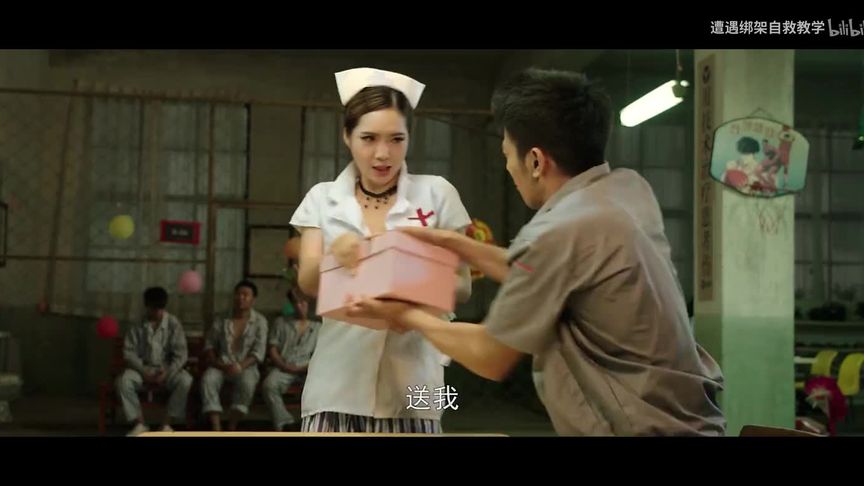 【影视作品被剪】绑架片段:白丝小护士意外发现疯人院秘密,却被