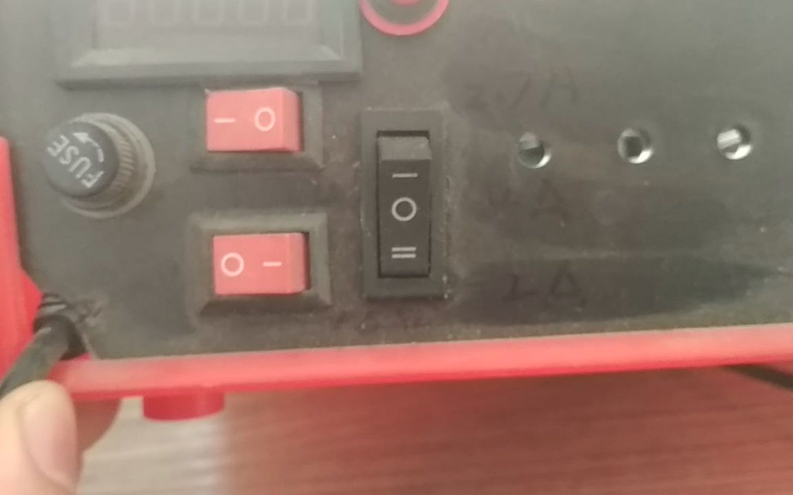 初哥制作的12V16V电动车单只电池充电器再升级增加电量显示功能