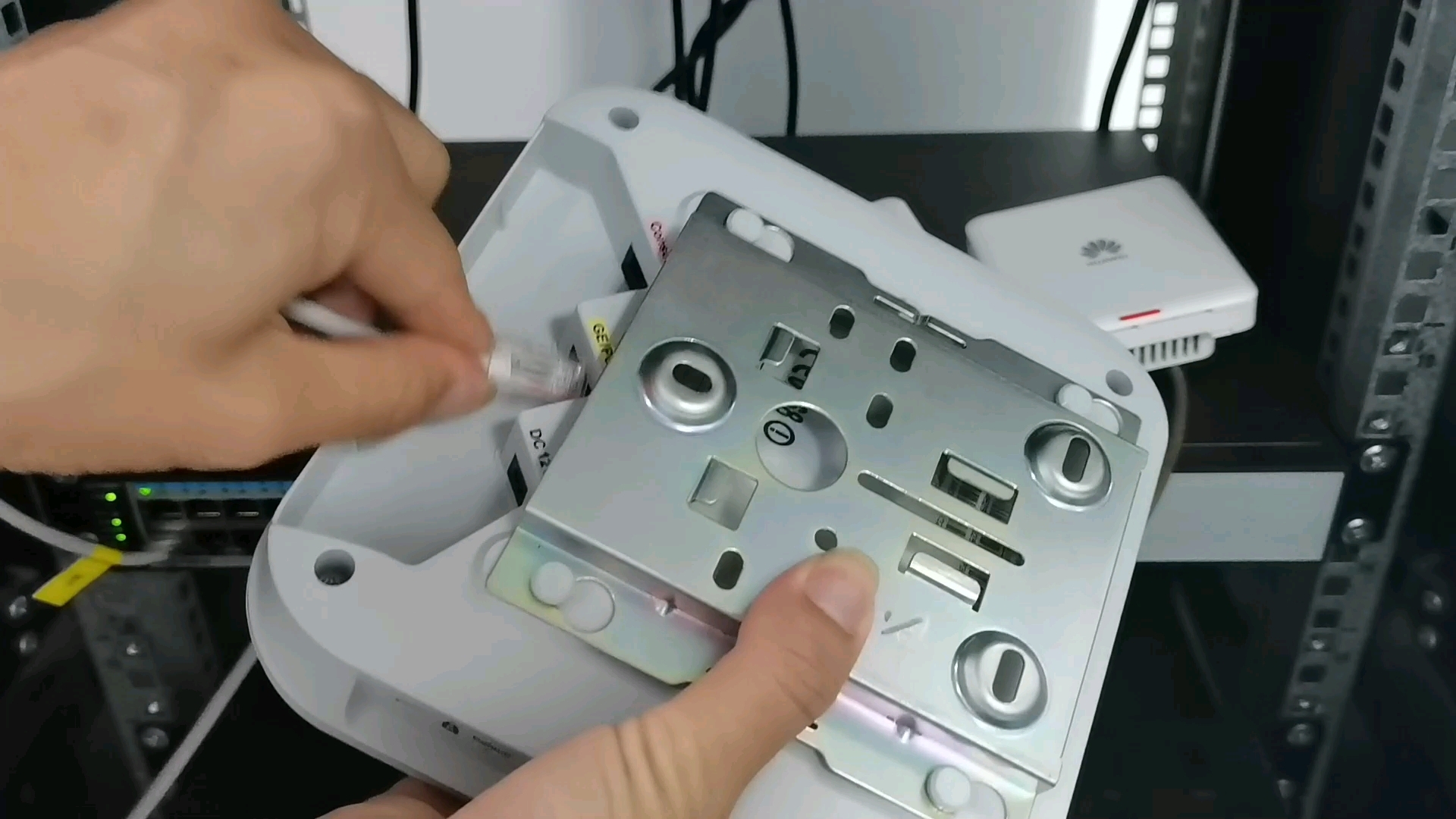 通过AirEngine系列无线AP管理普通AP,实现无缝漫游