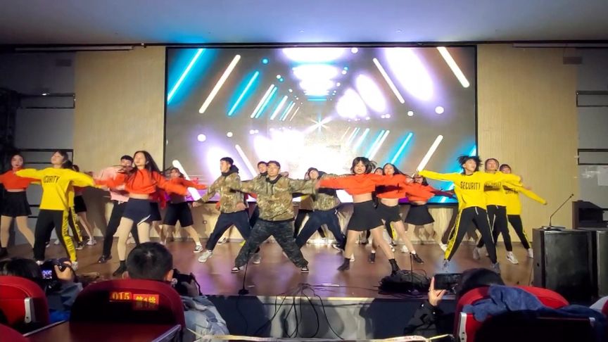 大家快来借鉴学习一下,学校舞蹈社晚会表演是怎样进行的。