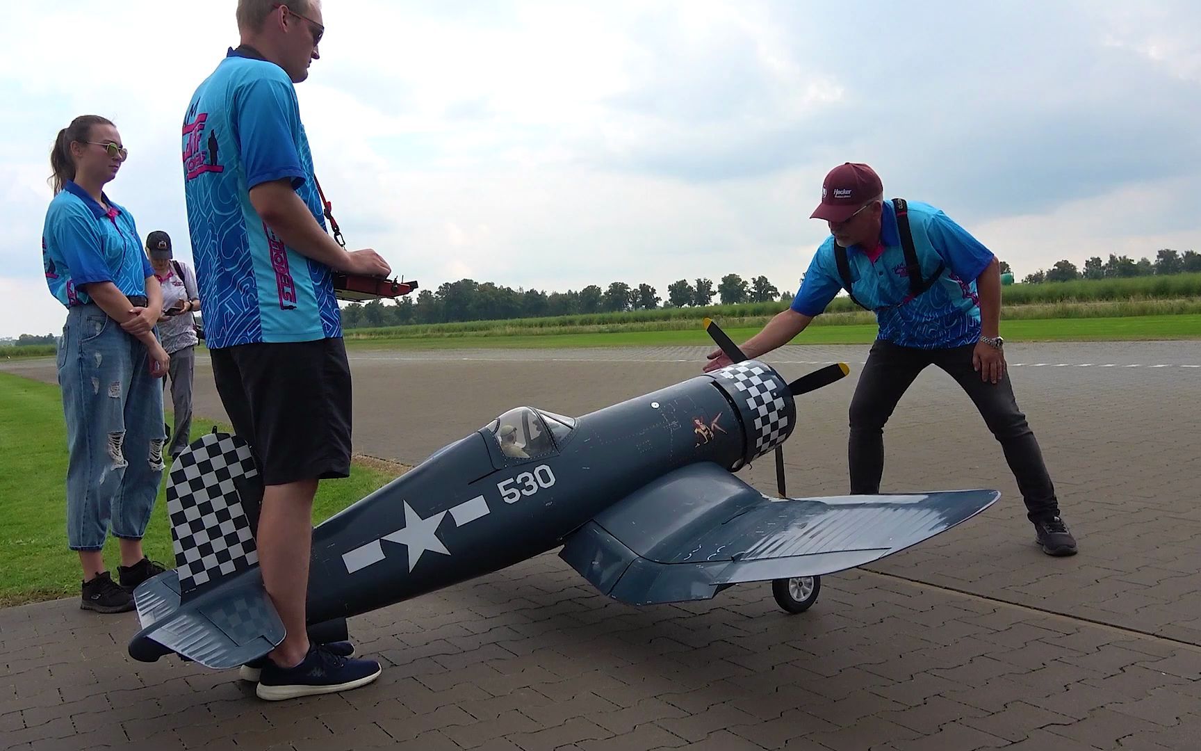 美国F4U-1D海盗战斗机模型起飞