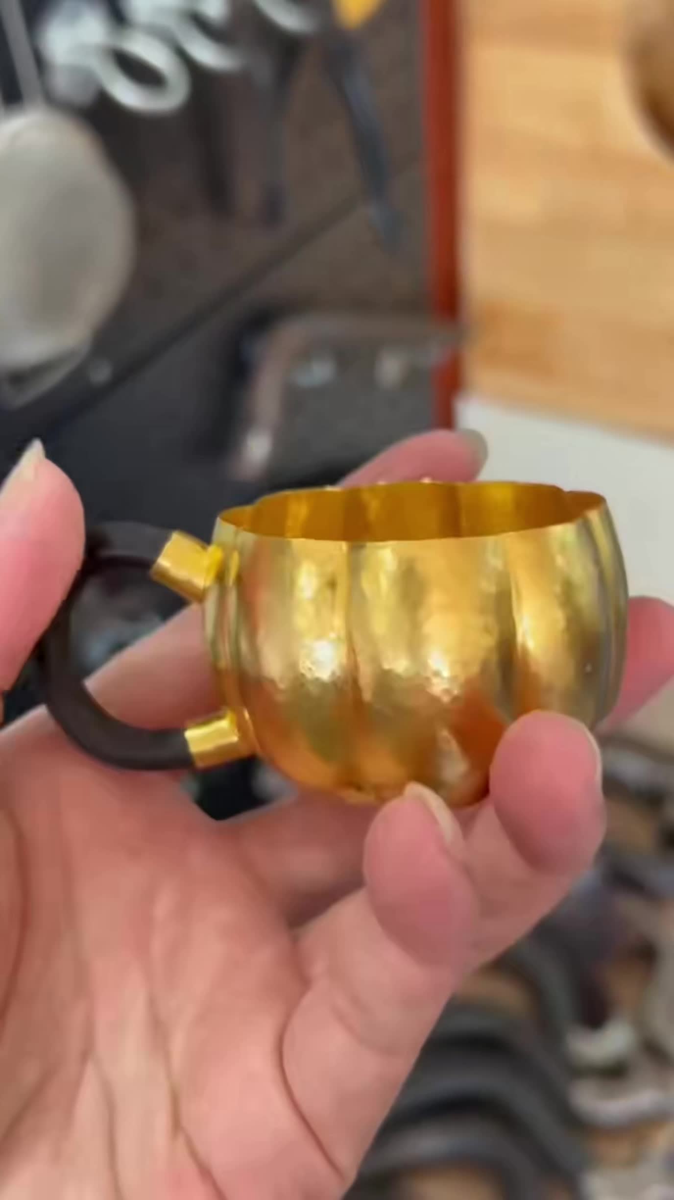 ...金韵承千年,当东方茶道遇见千年工艺,黄金茶器以匠心雕琢,将贵金属...