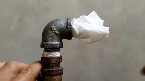 才知道,原来用一张纸就能把锈死的铁管弯头拆下来,不管卡的多紧