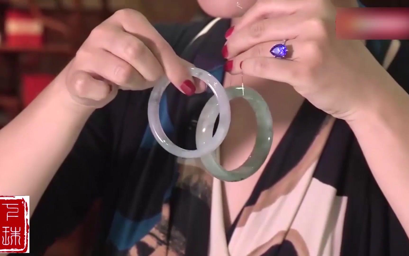 翡翠手镯如何鉴别?看美女给你亲自示范!