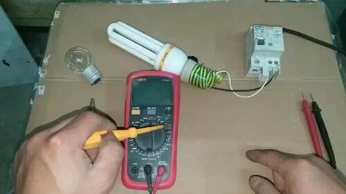 老电工分享,怎么用万用表测量灯泡的电流,方法简单易懂