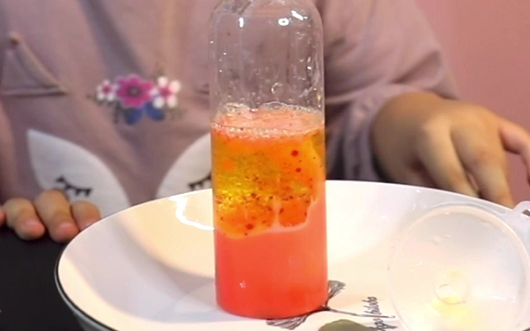 只用水,食用油,泡腾片就能模拟出火山喷发的景象,是真的吗?