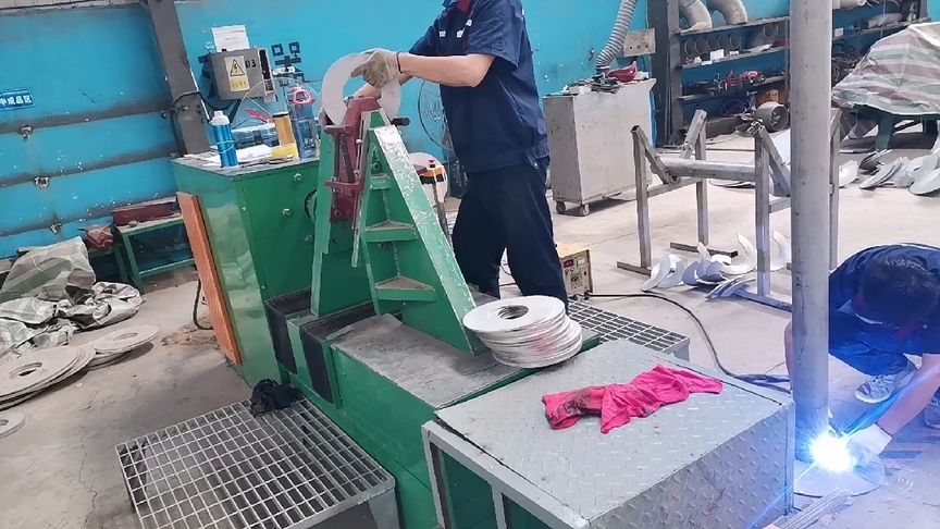 我厂新进一台螺旋叶片成型机最大加工直径一米