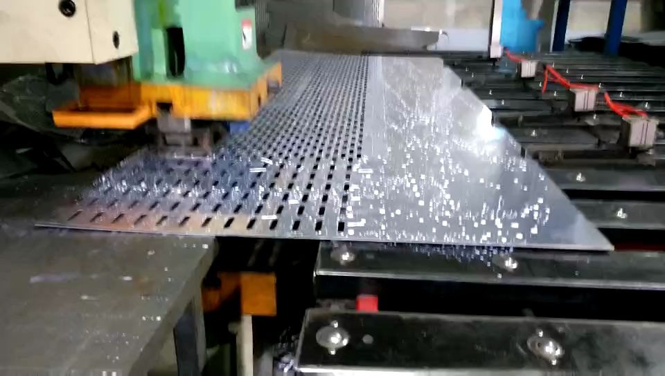 筛板异形图案冲孔深喉冲床自动送料机 金属板铝板不锈钢板数控冲孔机