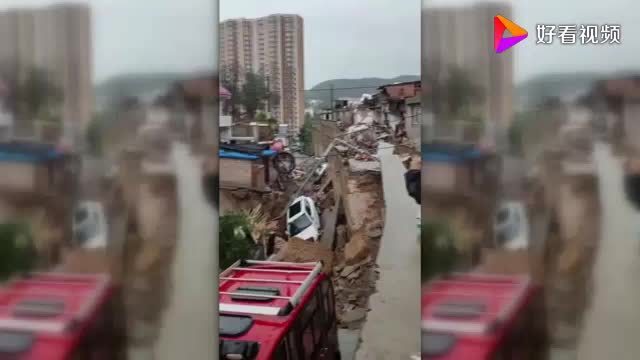 ...实拍:道路坍塌导致天然气管道爆炸 周边房屋...