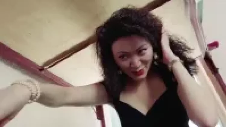 美女把老板绑在床上, 拿羽毛挠痒痒, 不料老板突然发病
