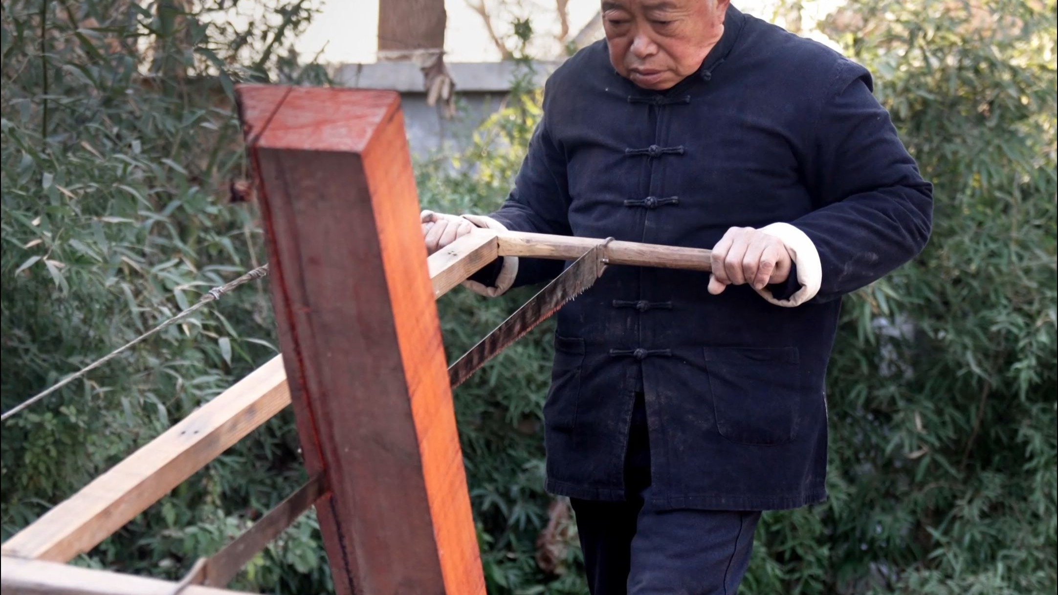 挑选一块大的木头制作一个衣架,成品完美