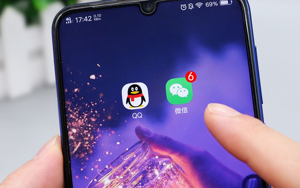 对方撤回一个消息,打开微信这里,撤回也没用,别人照样能看到