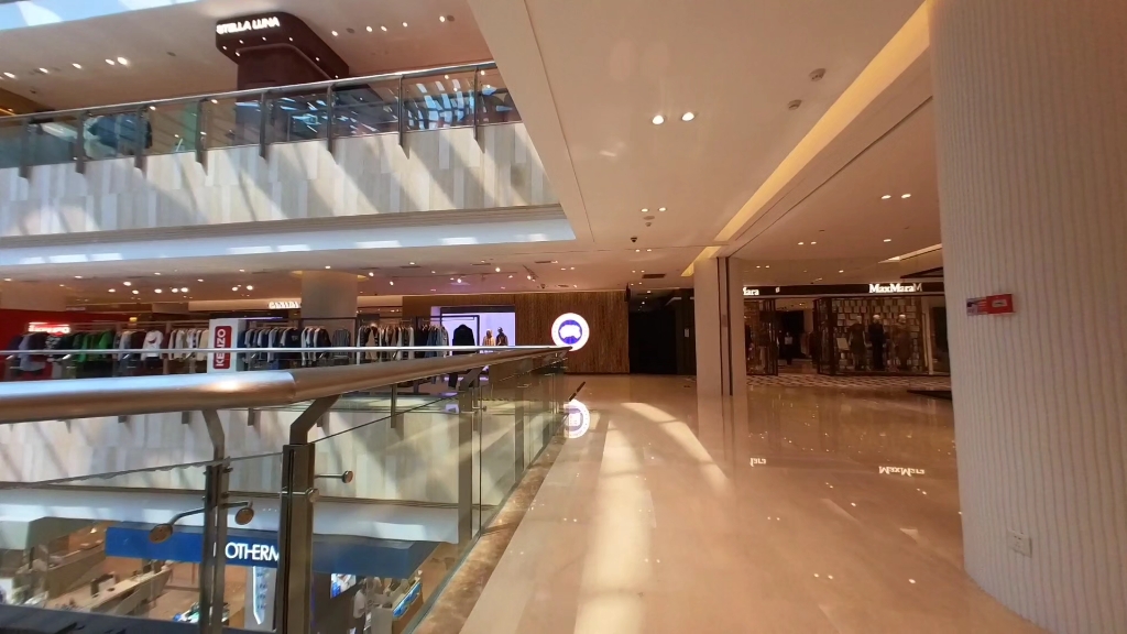 周末青岛海信广场人不多