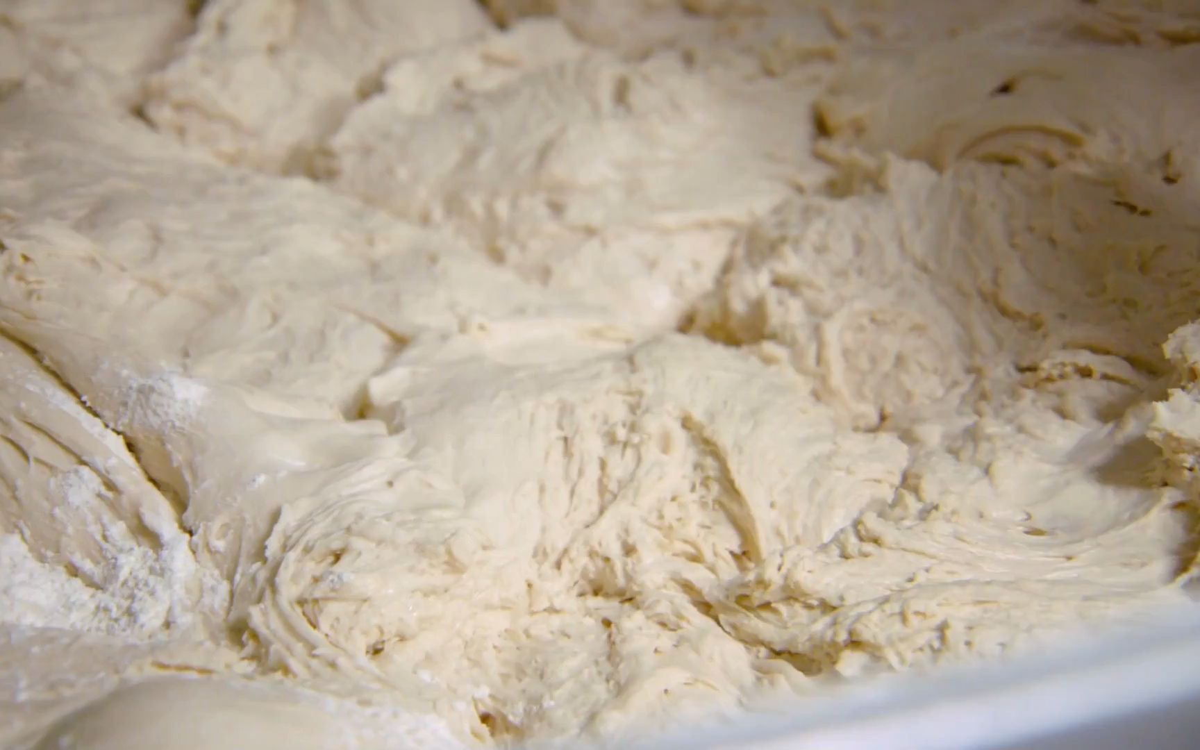 制作披萨所用的面团居然如此讲究!发酵后还要打个小盹儿!