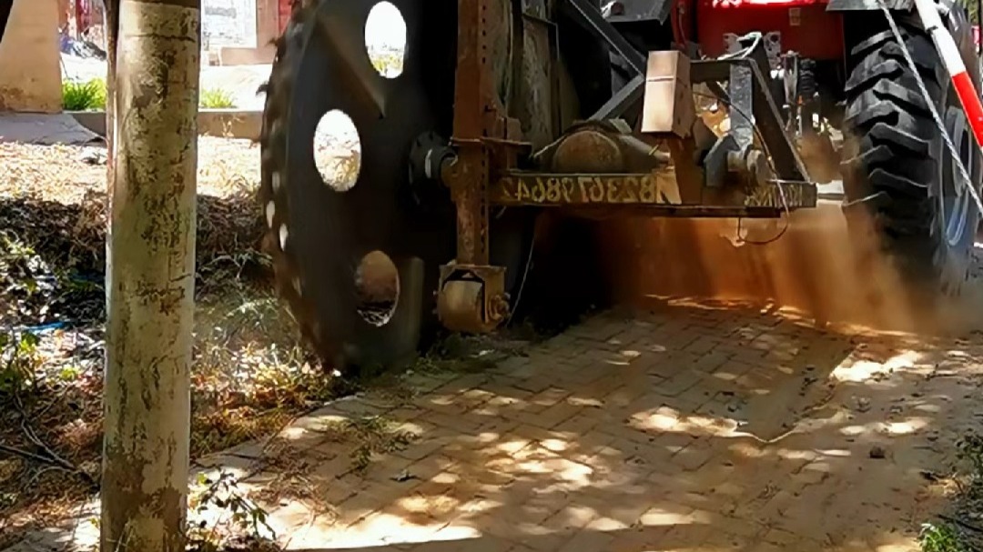 管道电线电缆预埋开沟机是专为电力、通信等地下管线铺设设计的机械...