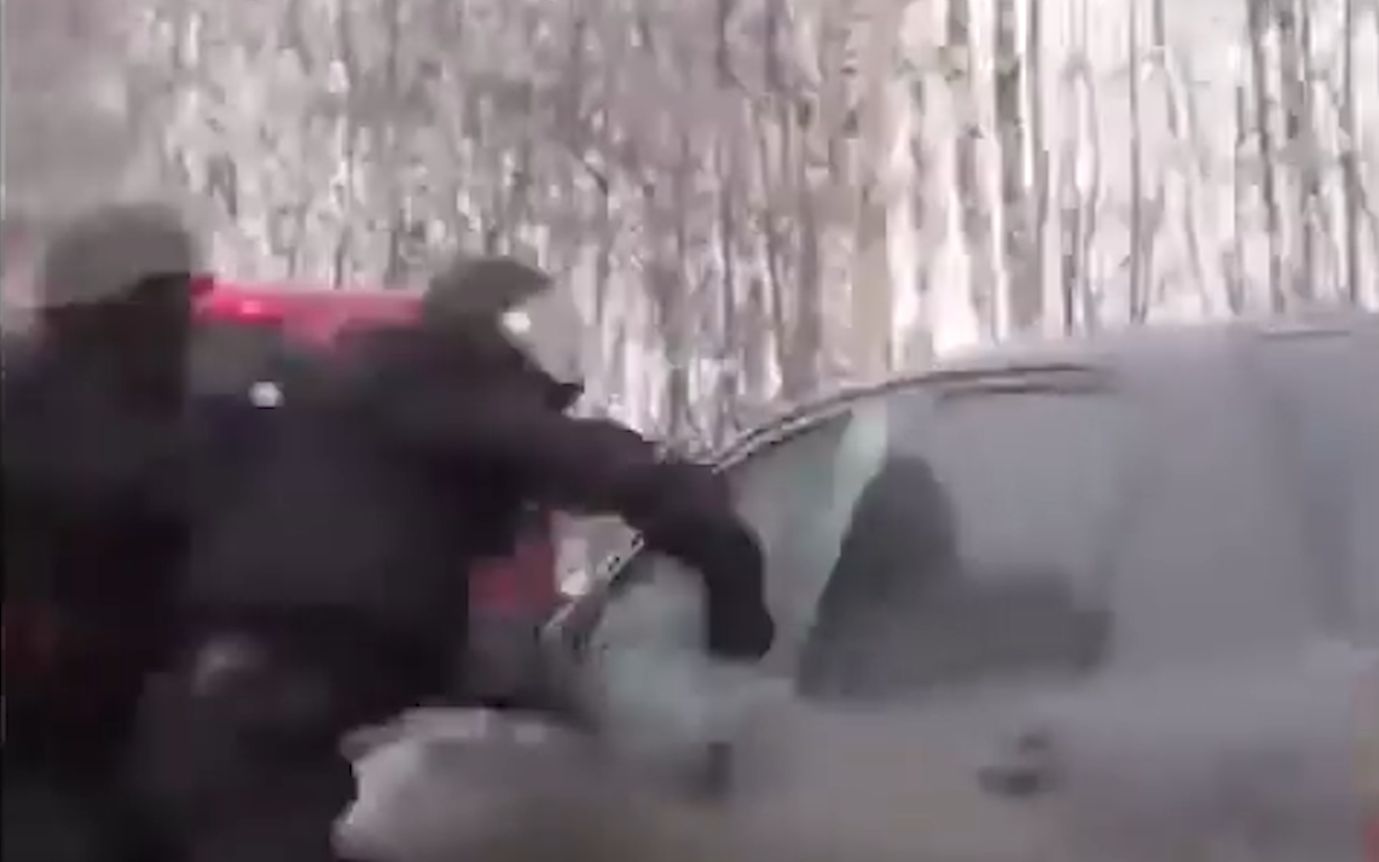 一拳打爆车窗! 俄罗斯硬核执法