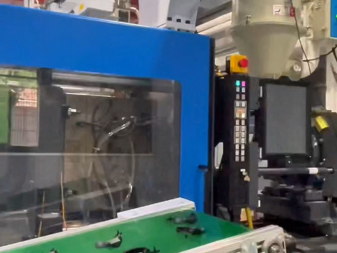 回访客户工厂,机声隆隆,一片繁忙景象。机器全开,精密运转,省电高效,...