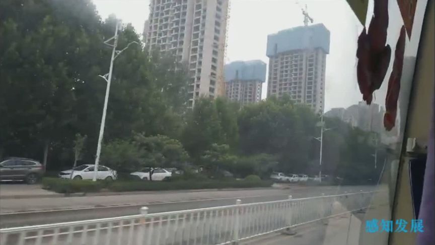 大巴车上看许昌,路很宽,也很干净,到郑州的轻轨也在建设中~