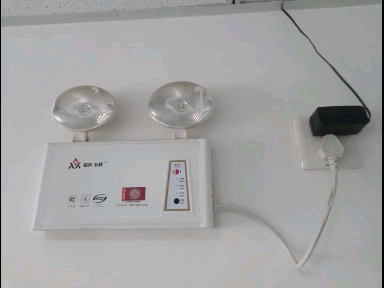 以自带电源型灯具为例,照度计使用方法演示