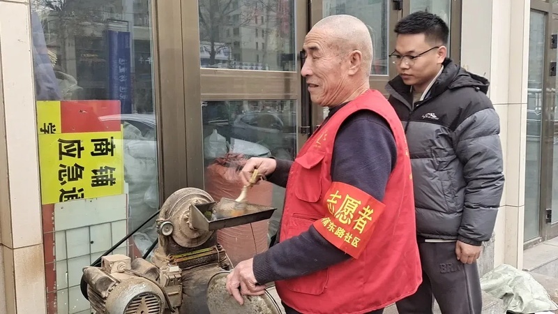 一位上了年纪的社区志愿者