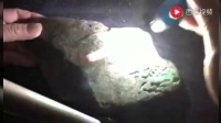 翡翠原石赌石,会卡料子,皮壳上打灯没有任何表现,开窗竟然是满色帝王绿
