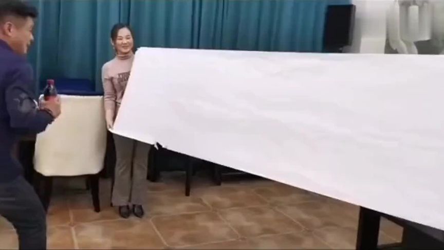 书法大师用塑料瓶写字,比用针管喷水的强多了
