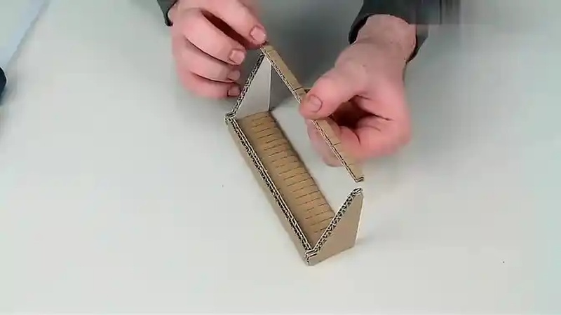 小伙制作了个钻笔刀 小朋友想要吗