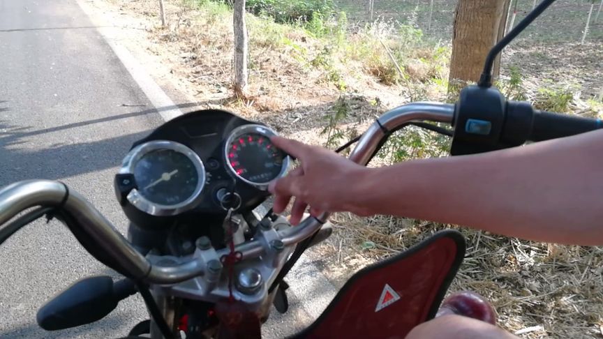电瓶车充一晚上电,一加电流表格就下去一半,啥原因?