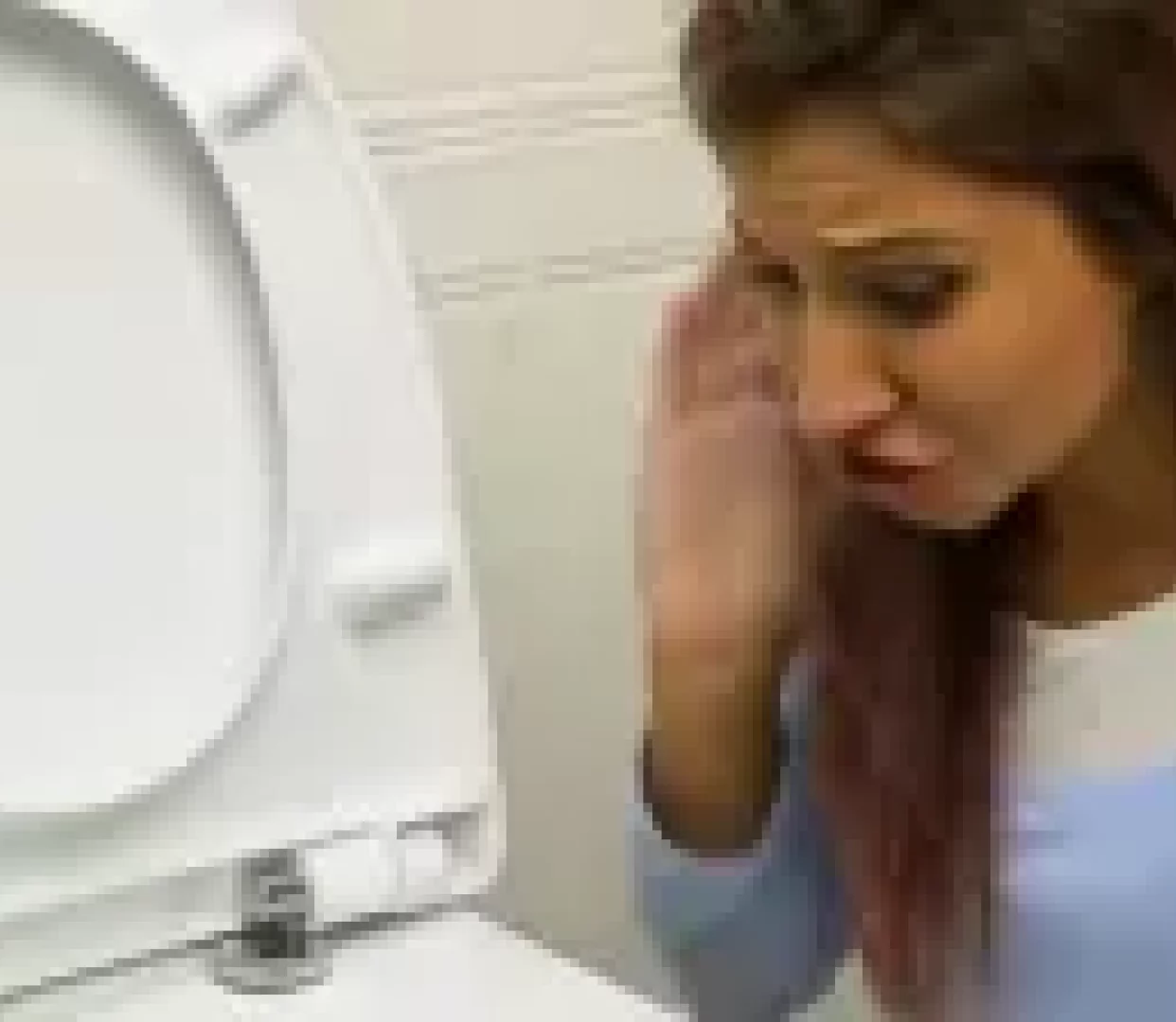 厕所堵了怎么办?裹上一张保鲜膜,在堵的马桶也能疏通!