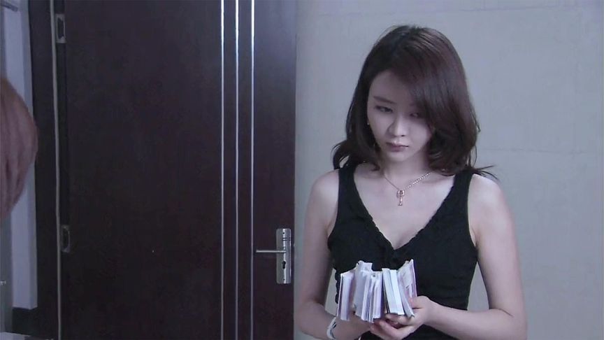 医药代表安然为业绩陪领导疯狂灌白酒,提十万现金在商场疯狂购物