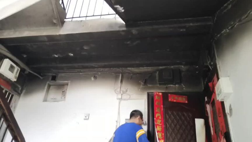 #好朋友的老丈人在屋里给电动自行车电池充电,发生了火灾