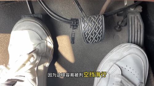 科目三转弯调头的时候要不要踩离合器?