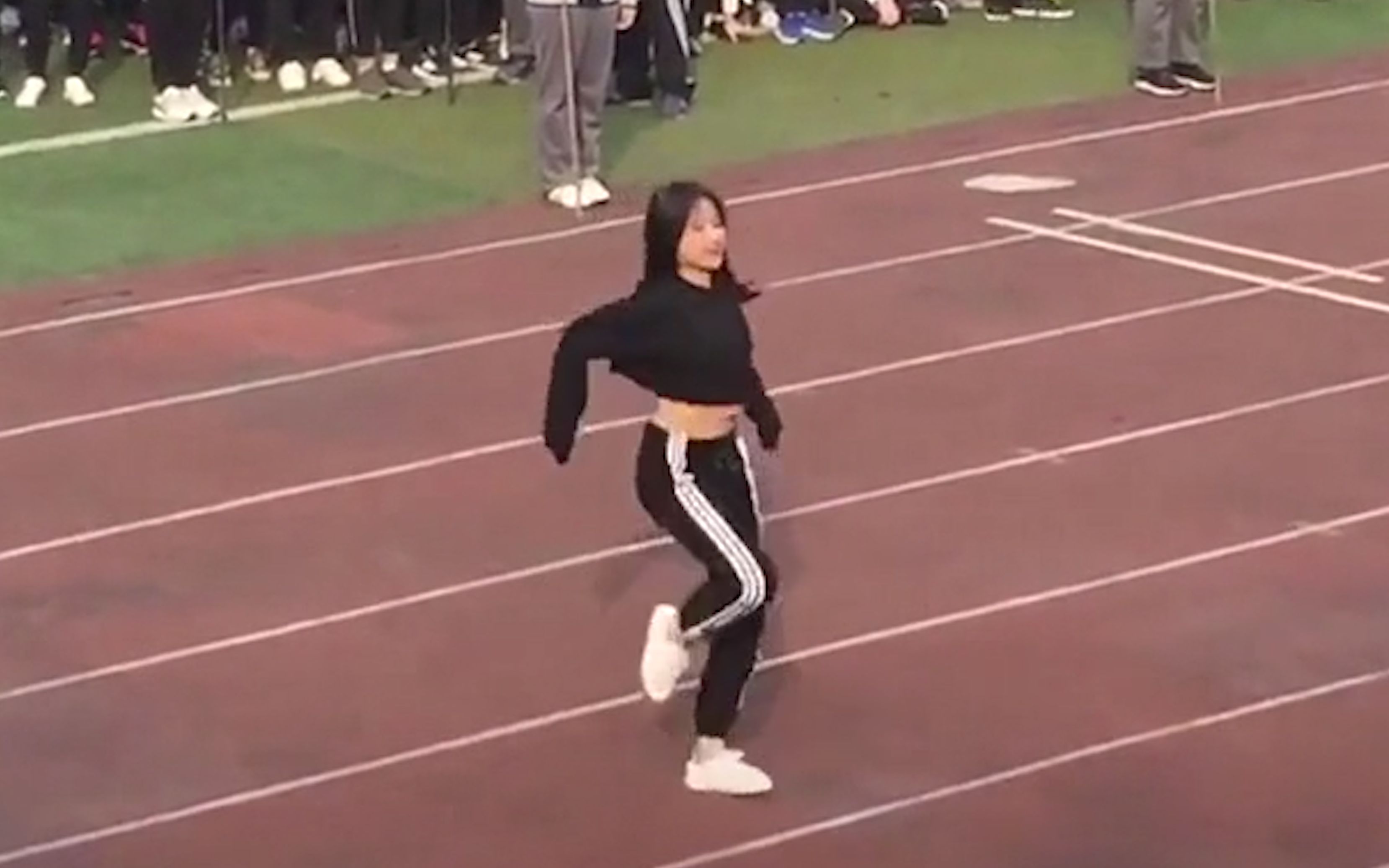 最强的运动会开幕式献舞,一人点燃全场气氛,全校师生尖叫沸腾