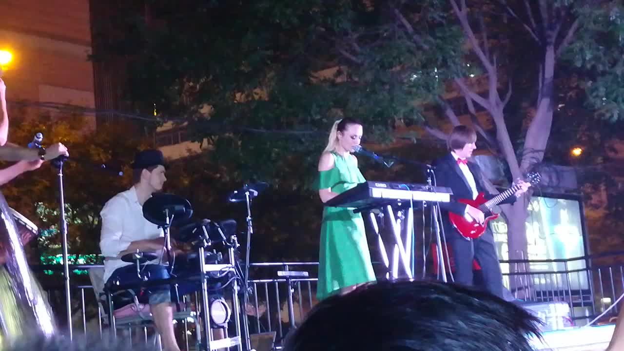 【中文十级】偶遇的小型live,外国妹子的中文歌发音真的很棒!