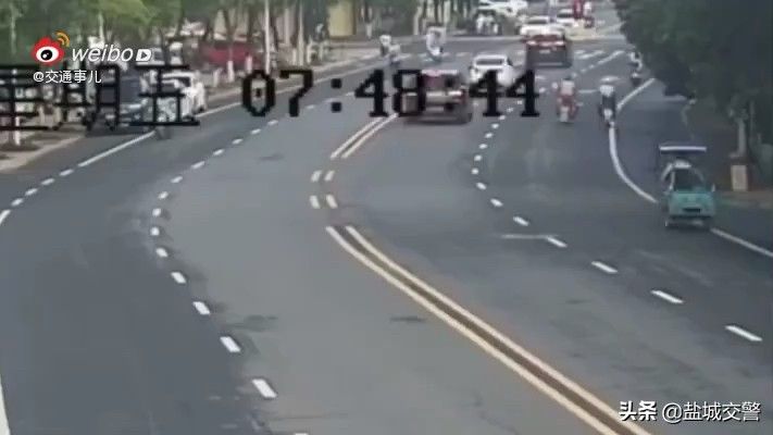 男子骑车逆行被狗追咬,发生事故还得自己负责…