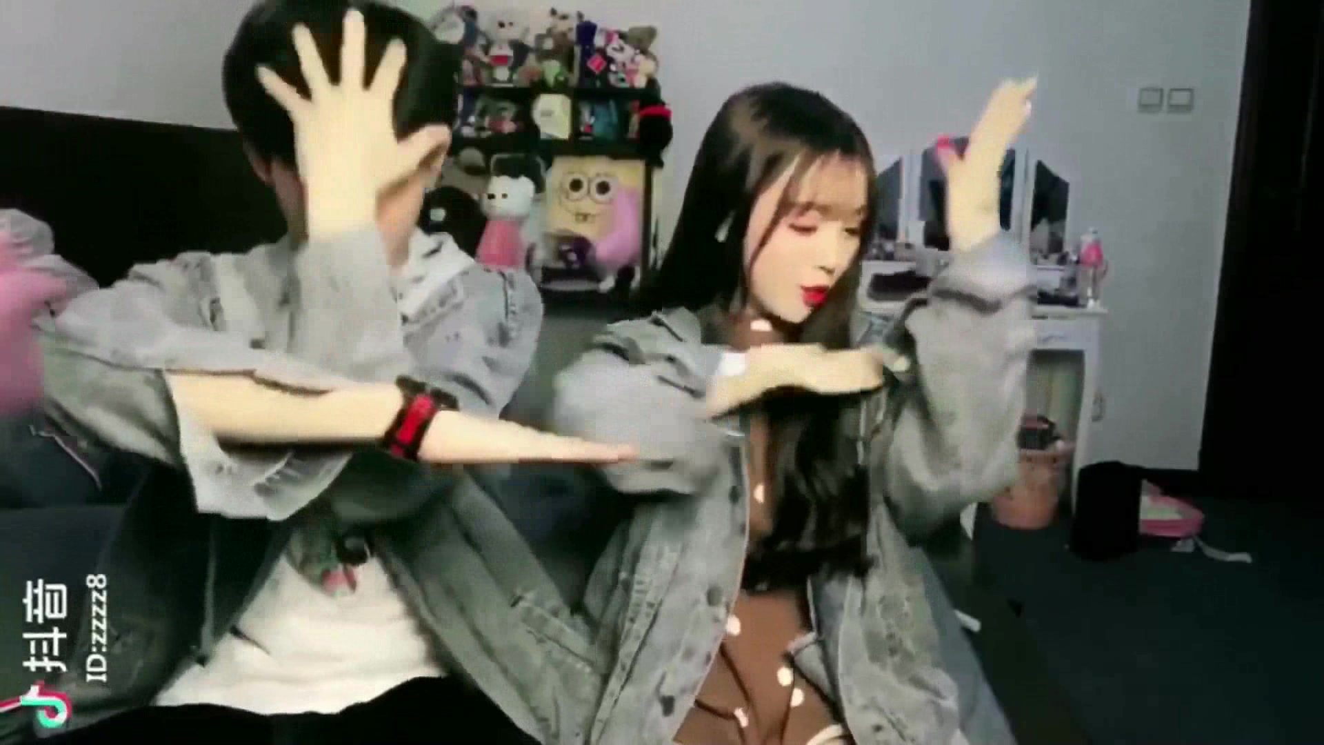 短发姑娘姑娘~ 抖音情侣爱的手势舞 各自不同的风格
