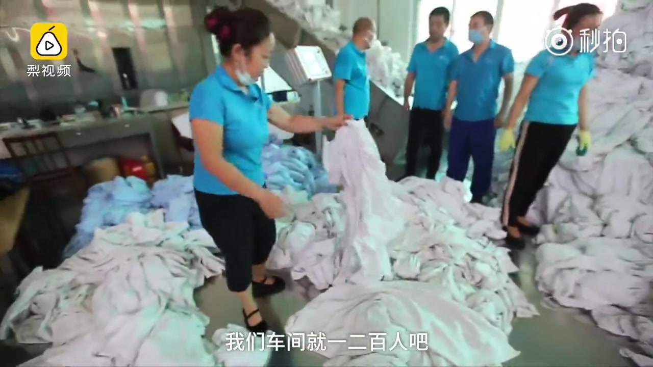 【火车上床单被套干净吗?来看洗涤全过程】列车上的卧具被无数人...