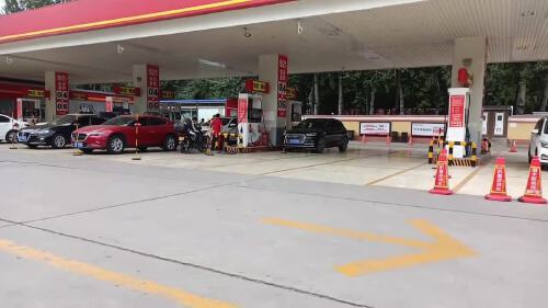 油价今晚或将上涨,看看白天加油站人多不?油价多少?省点是点