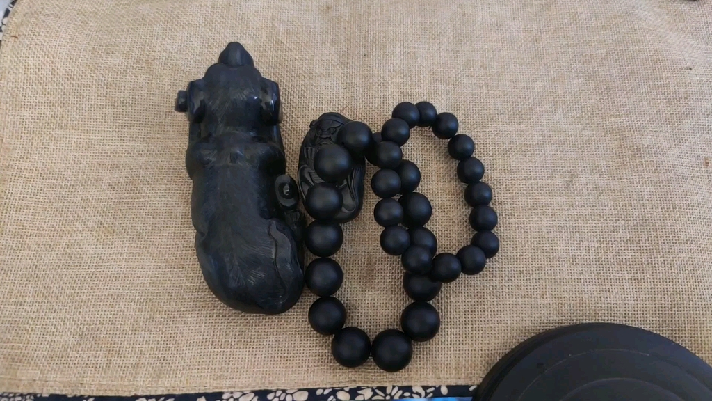 真假墨玉非常相似,价钱差距很大区别,老铁买墨玉手串竟然是20块钱的...