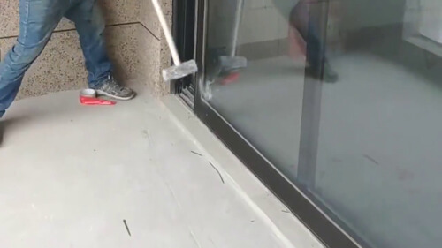 这就是造的钢化玻璃,师傅十几锤都没敲碎,质量绝对是杠杠滴!