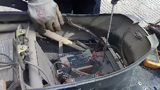 电动车电池不到一年骑不远路,车主和师傅的对话说明电池哪的问题