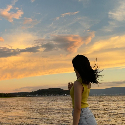 吃棒棒糖的小疯子 