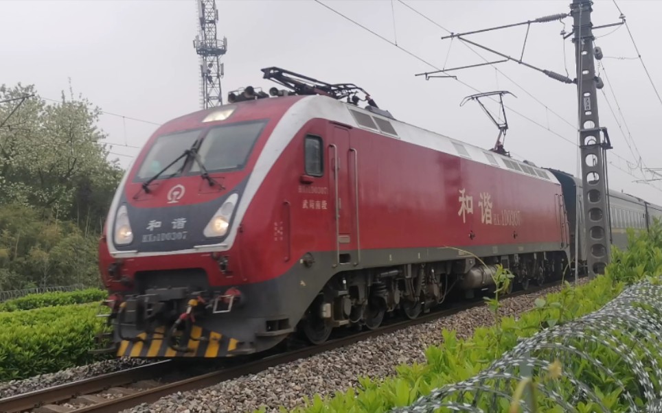 松江拍车:重庆北到上海南Z258次列车快速通过松江站。
